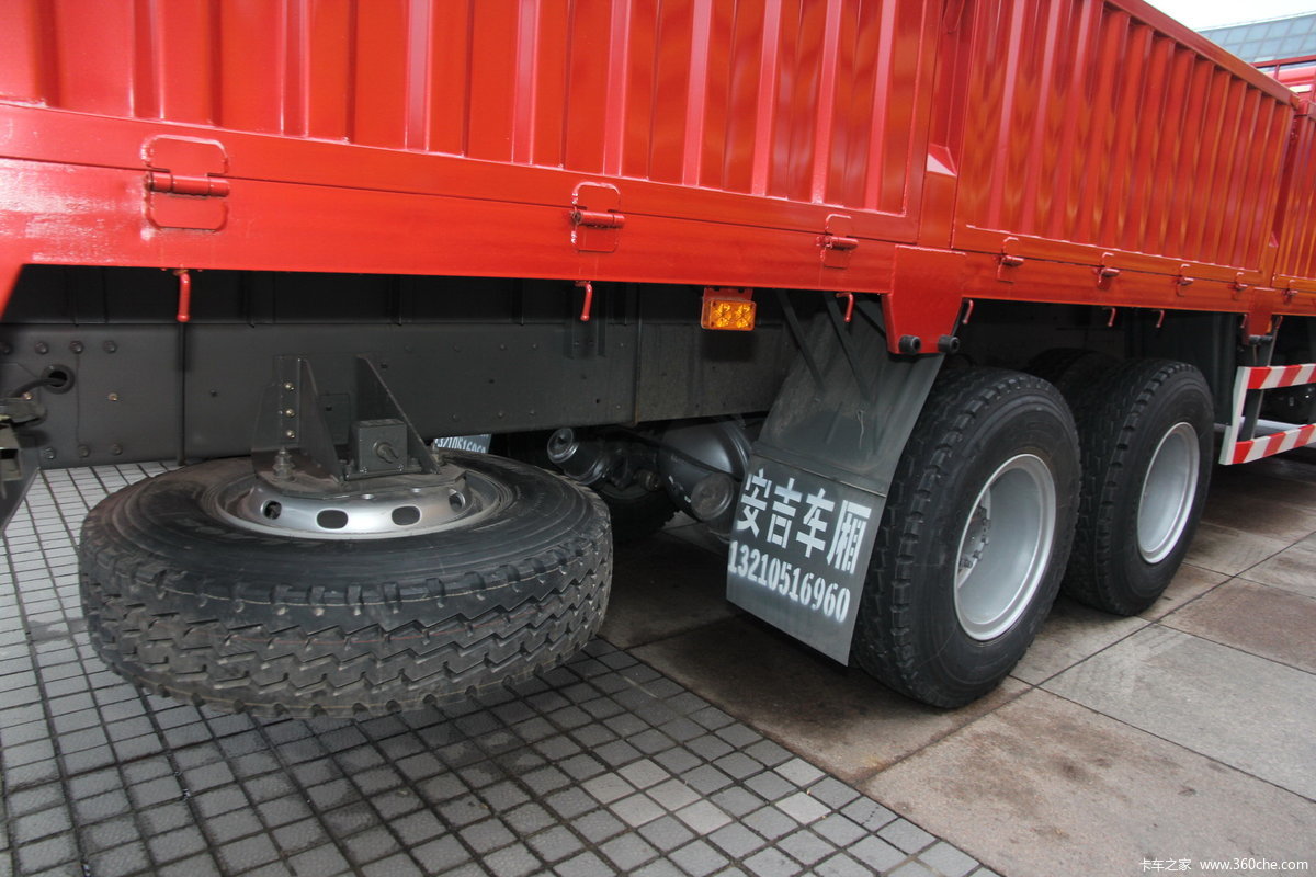 【图】中国重汽 豪瀚J7B重卡 300马力 8X4 9.6米栏板载货车(ZZ1315M4666C1)_实拍图片_109320_卡车之家