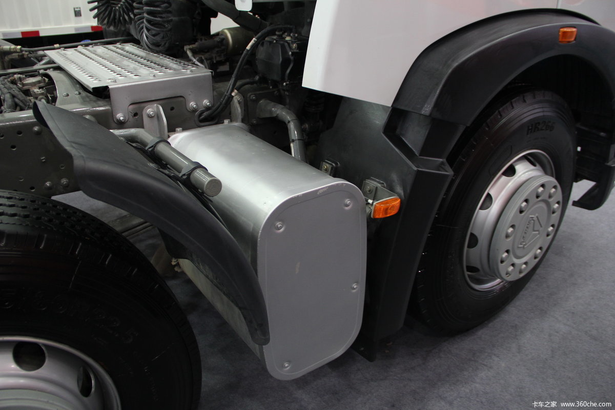 【图】中国重汽 HOWO T5G重卡 340马力 6X2牵引车(ZZ4257N25CGD1)_实拍图片_138281_卡车之家