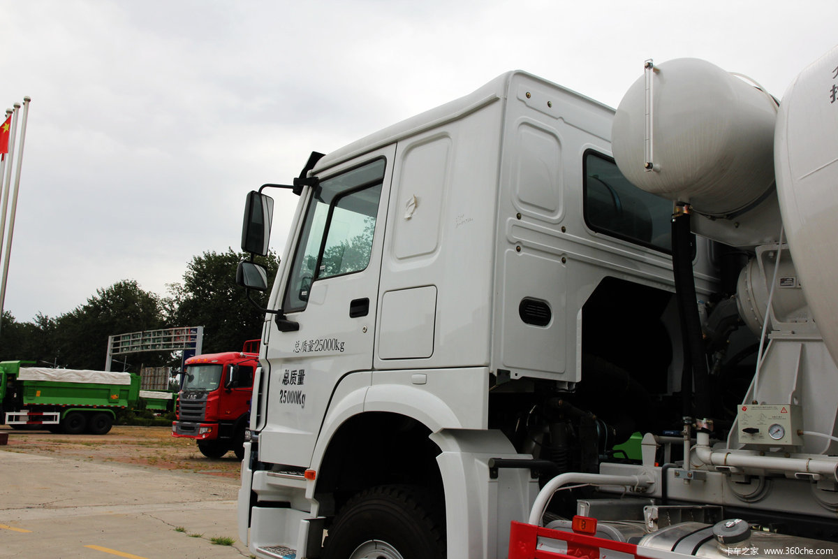 【图】中国重汽 HOWO 340马力 6X4 混凝土搅拌车(亚特重工牌)(TZ5257GJBZ4ND)_实拍图片_200684_卡车之家