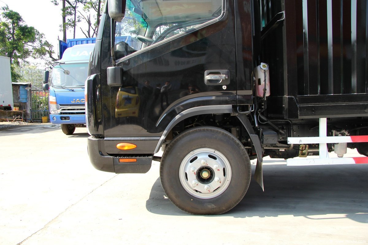 【图】江淮 帅铃H330 141马力 4.12米单排厢式轻卡(黑金刚)(HFC5100XXYP71K2C2)_实拍图片_230839_卡车之家