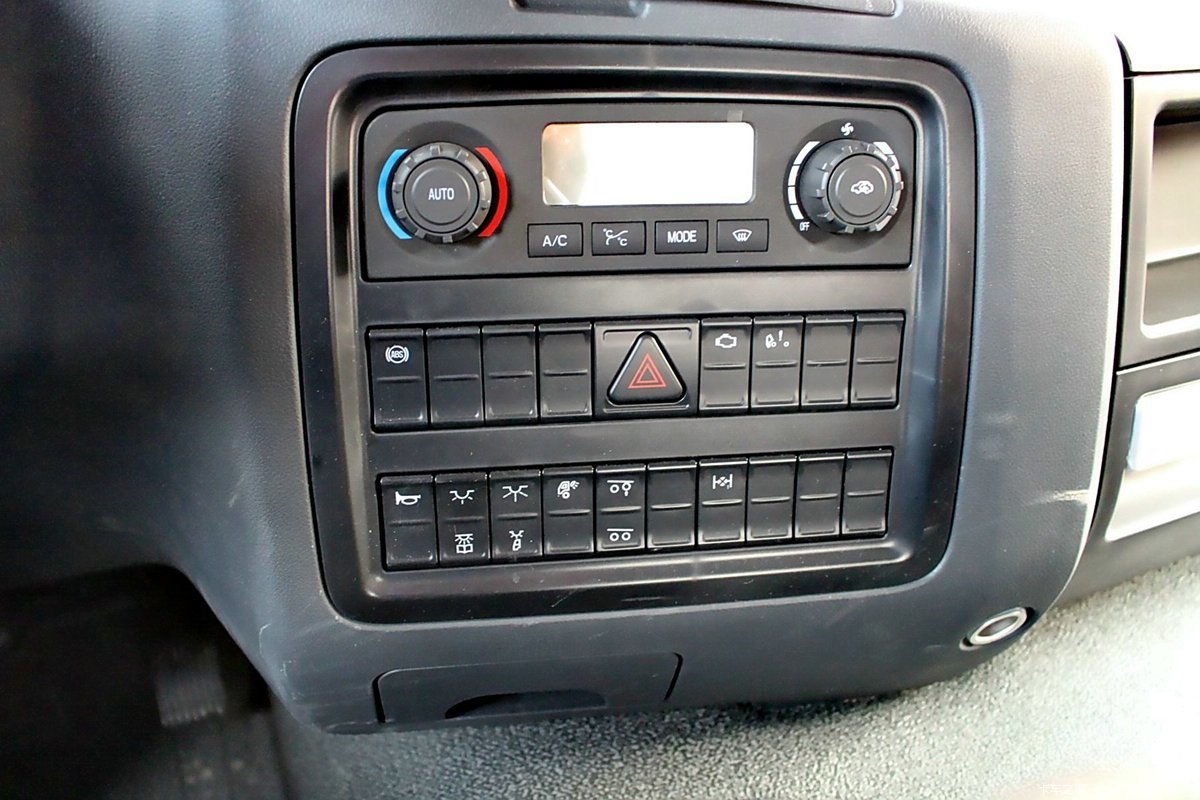 【图】联合卡车 U480重卡 2015款 480马力 6X2R牵引车(后提升桥)(SQR4251D6ZT4-6)_实拍图片_250172_卡车之家