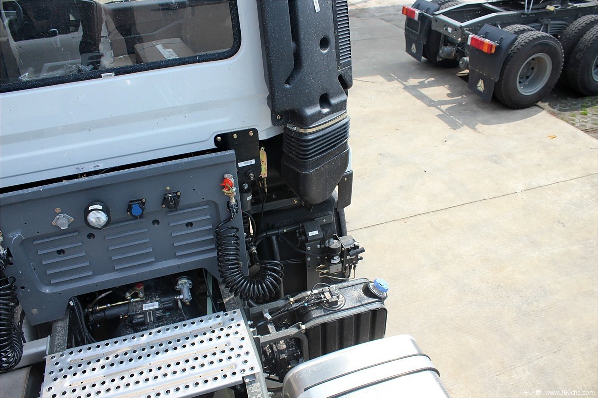 【图】中国重汽 斯太尔D7B重卡 380马力 4X2牵引车(ZZ4183N3611D1N)_实拍图片_263599_卡车之家