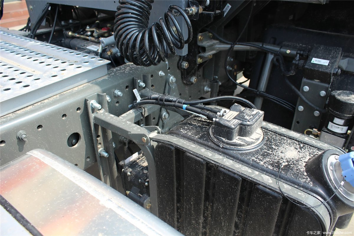 【图】中国重汽 斯太尔D7B重卡 380马力 4X2牵引车(ZZ4183N3611D1N)_实拍图片_263599_卡车之家