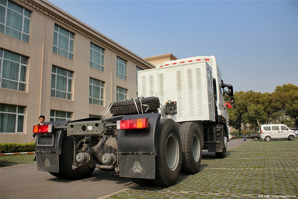 【图】中国重汽 斯太尔D7B重卡 340马力 6X4 LNG牵引车(ZZ4253N3841E1L)_实拍图片_263656_卡车之家