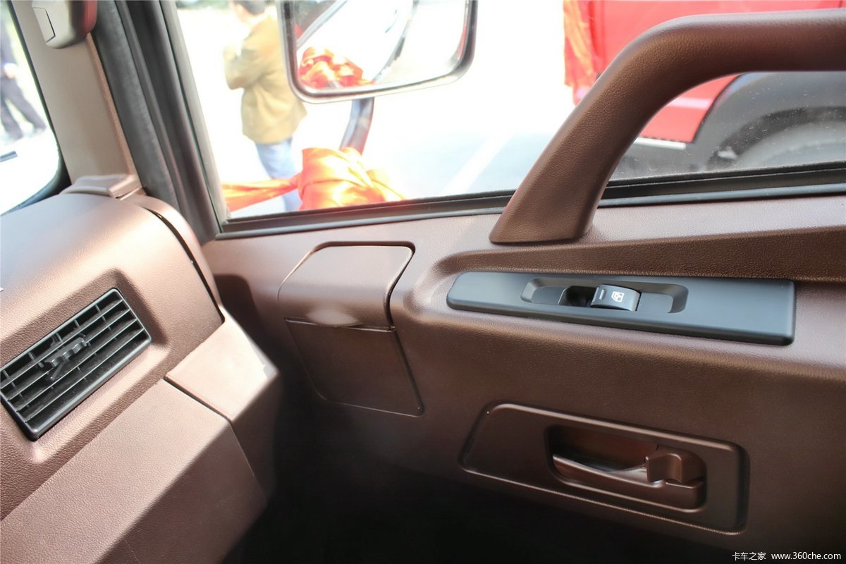 【图】中国重汽 斯太尔D7B重卡 340马力 6X4 LNG牵引车(ZZ4253N3841E1L)_实拍图片_263667_卡车之家