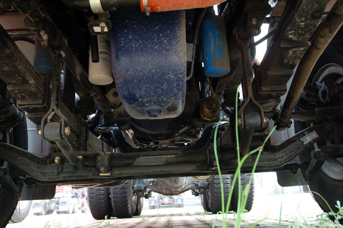 【图】陕汽 德龙F2000重卡 300马力 6X4 5.8米自卸底盘车(SX3255DN3841)_实拍图片_47121_卡车之家