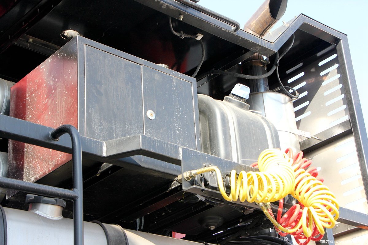 【图】陕汽康明斯 德龙X3000 600马力 8X8 大件牵引车(SX4500)_实拍图片_568087_卡车之家