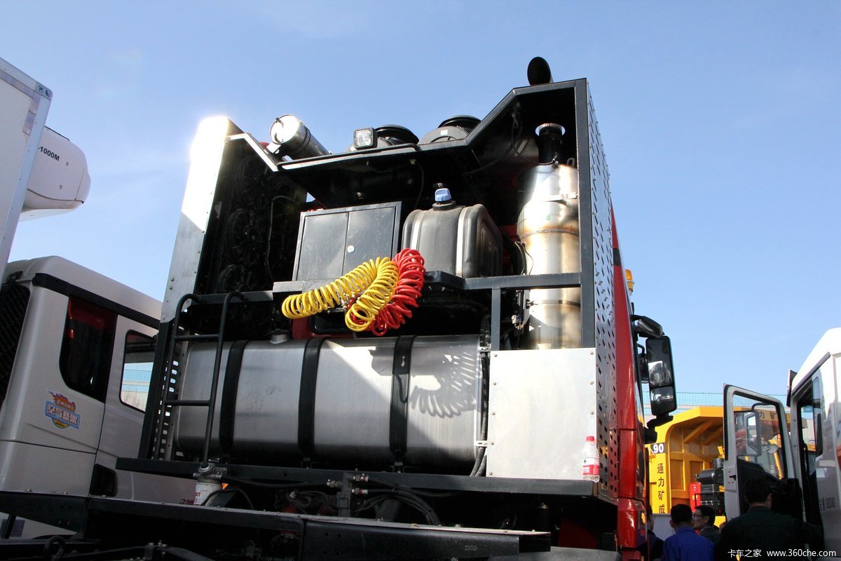 【图】陕汽康明斯 德龙X3000 600马力 8X8 大件牵引车(SX4500)_实拍图片_568108_卡车之家