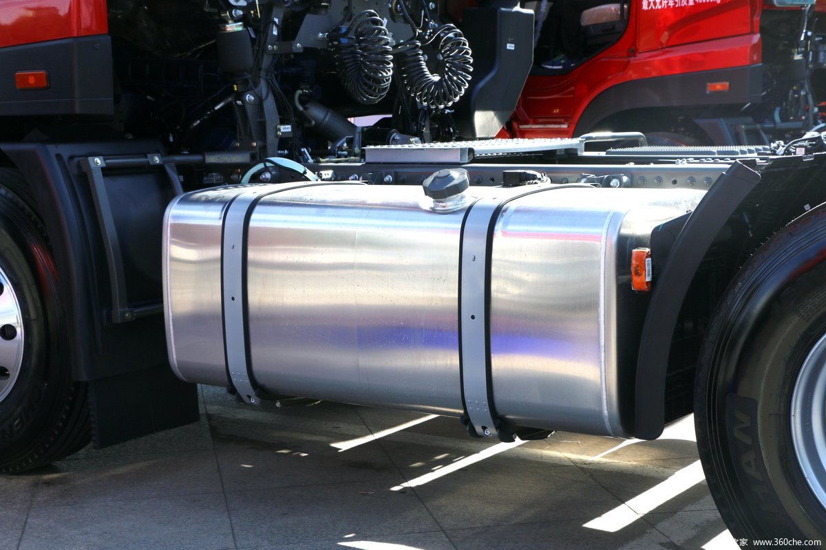 【图】中国重汽 斯太尔D7B重卡 400马力 6X4牵引车(ZZ4253N3241E1BN)_实拍图片_777579_卡车之家