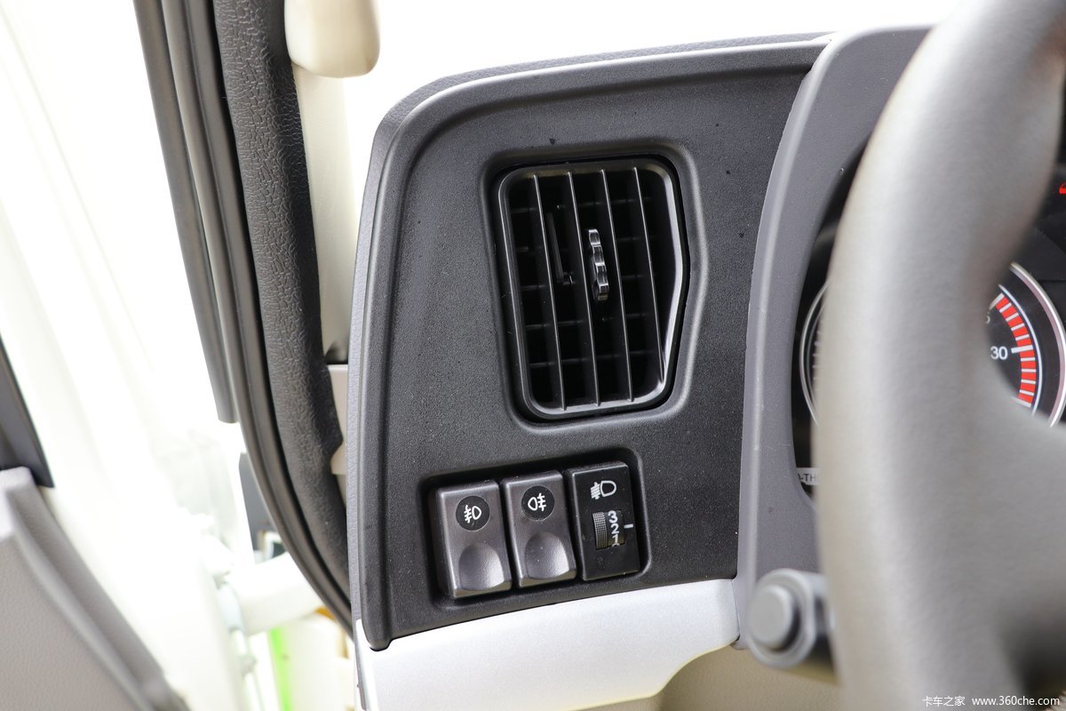 【图】联合卡车 UX400重卡 400马力 6X4 LNG牵引车(国六)(QCC4253N664M)_实拍图片_1043185_卡车之家