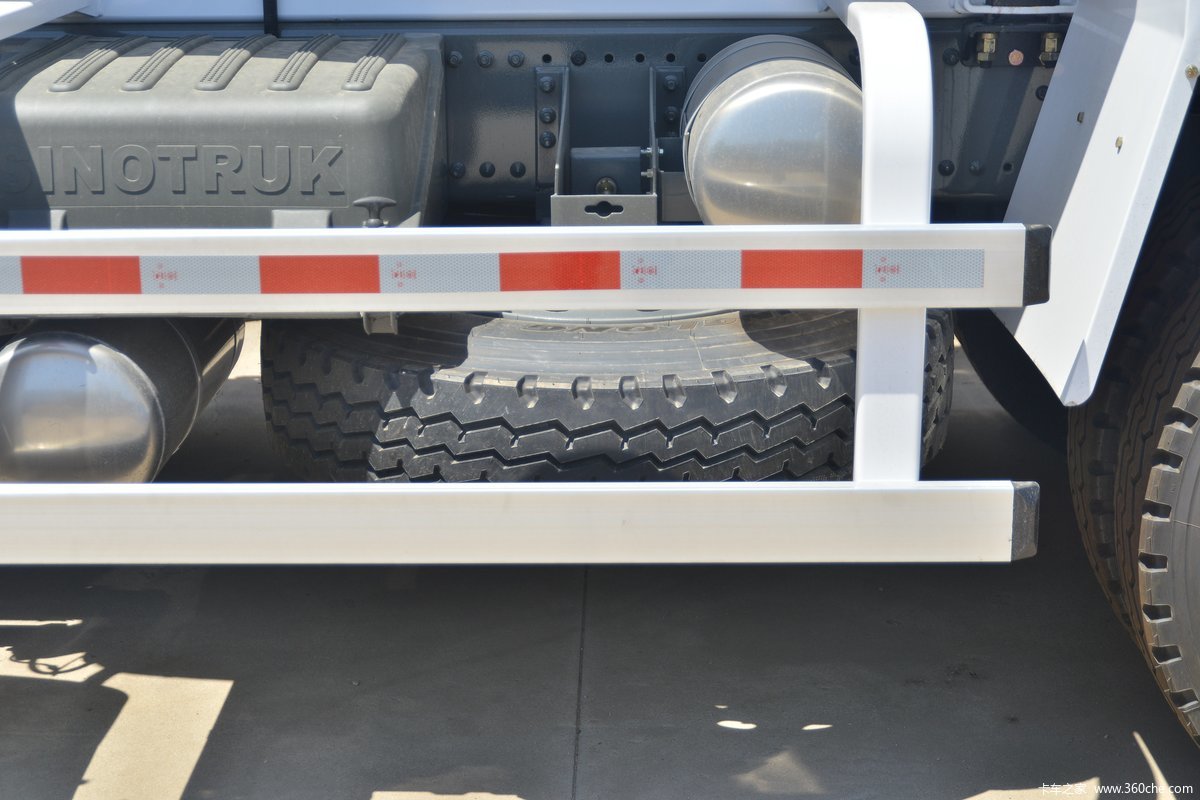 【图】中国重汽 HOWO TX 340马力 8X4 7.5方混凝土搅拌车(ZZ5317GJBN306GE1H)_实拍图片_1200646_卡车之家