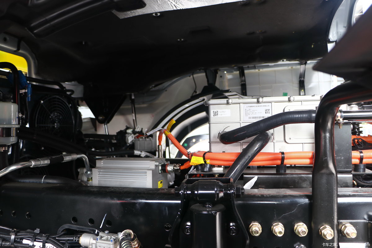 【图】上汽红岩 杰狮H6 25T 6X4 换电式纯电动牵引车 282kWh_实拍图片_1238491_卡车之家