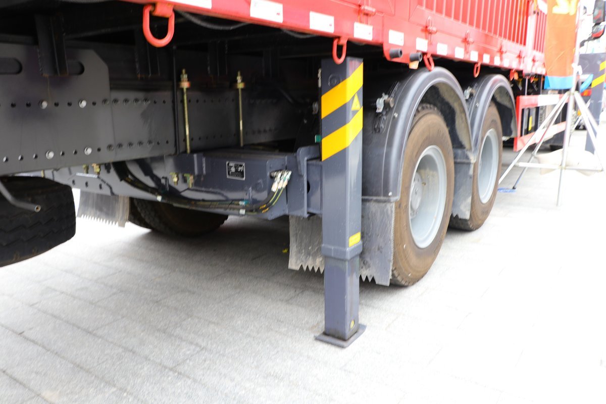 【图】中国重汽 HOWO TX 350马力 6X4 随车起重运输车(国六)(徐工机械)(XGS5251JSQZ6)_实拍图片_1249598_卡车之家