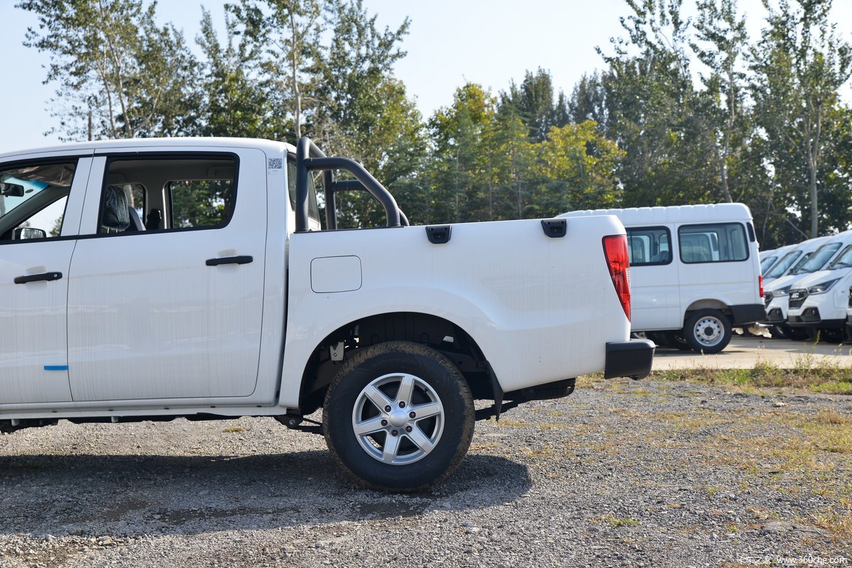 【图】江铃 新宝典 2020款 尊享版 1.8T汽油 177马力 四驱 标轴距双排皮卡(国六)_实拍图片_1260297_卡车之家