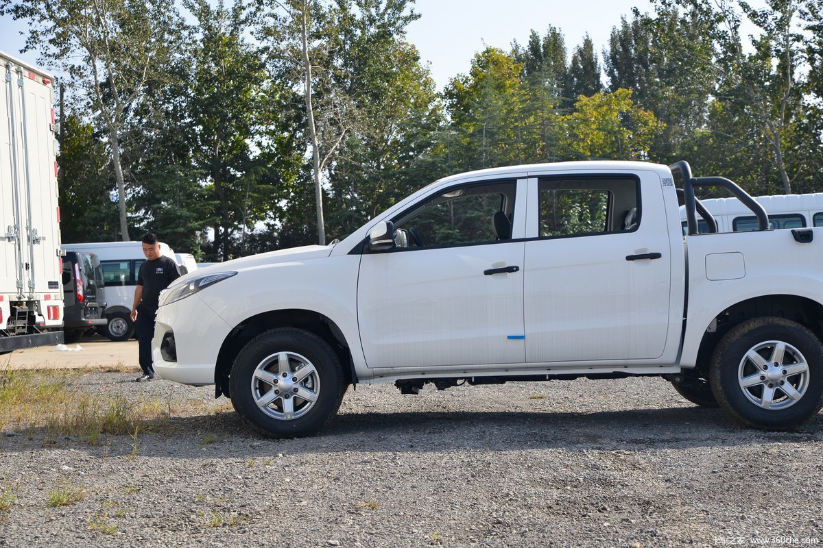 【图】江铃 新宝典 2020款 尊享版 1.8T汽油 177马力 四驱 标轴距双排皮卡(国六)_实拍图片_1260314_卡车之家