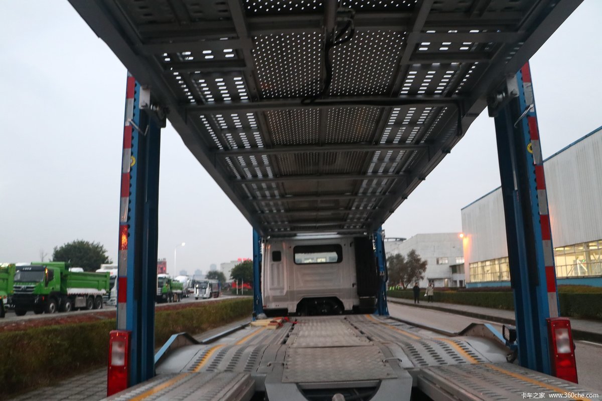 【图】上汽红岩 杰狮C6 标载版 320马力 4X2 中置轴车辆运输车(国六)(CQ5187TCLHV09681)_实拍图片_1346637_卡车之家