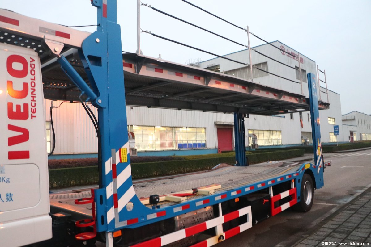【图】上汽红岩 杰狮C6 标载版 320马力 4X2 中置轴车辆运输车(国六)(CQ5187TCLHV09681)_实拍图片_1346637_卡车之家