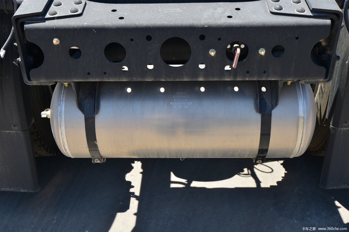 【图】福田 欧曼EST 穿越版 560马力 6X4 AMT自动挡牵引车(国六)(BJ4259Y6DHL-01)_实拍图片_1456063_卡车之家