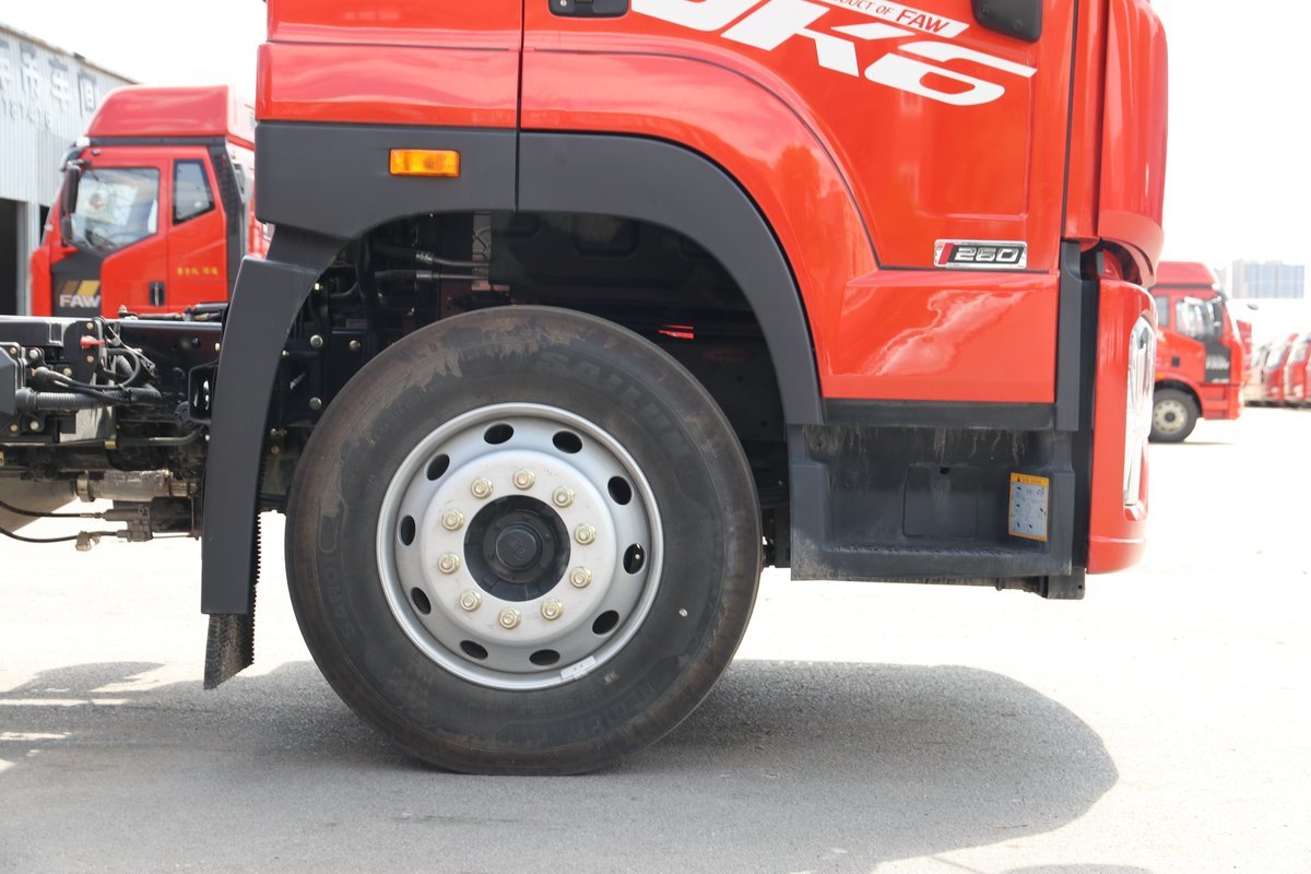 【图】青岛解放 JK6中卡 260马力 4X2 6.8米厢式载货车(国六)(CA5180XXYP28K1L4E6)_实拍图片_1472271_卡车之家