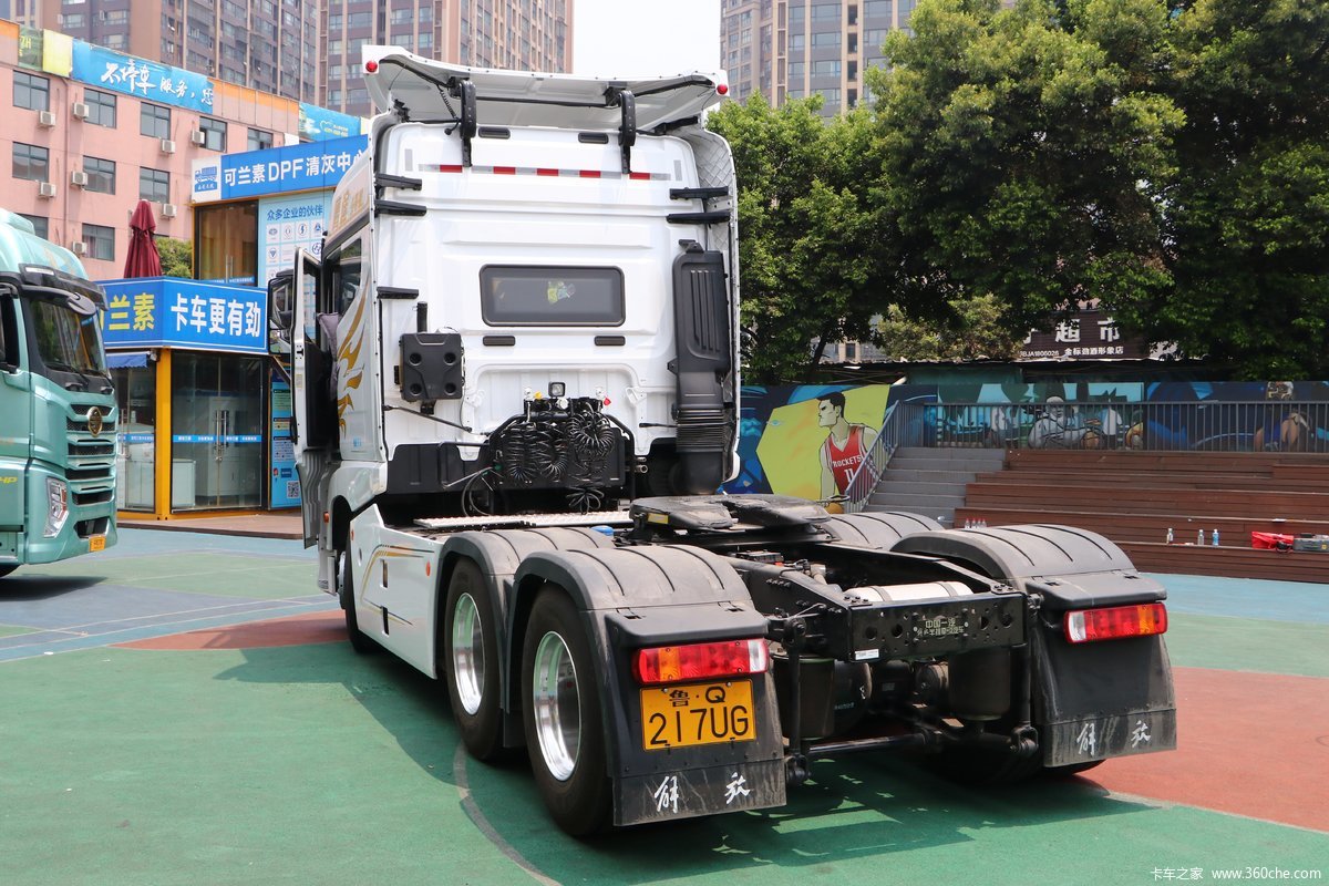 【图】青岛解放 鹰途 头等舱 620马力 6X4 AMT自动档牵引车(国六)(CA4257P35K18T1E6A80)_实拍图片 ...