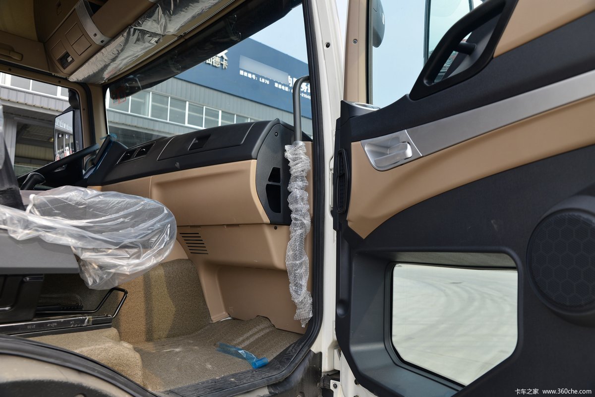 【图】中国重汽 HOWO TX 245马力 4X2 9.6米厢式载货车(国六)(ZZ5187XXYN711GF1)_实拍图片_1482483_卡车之家