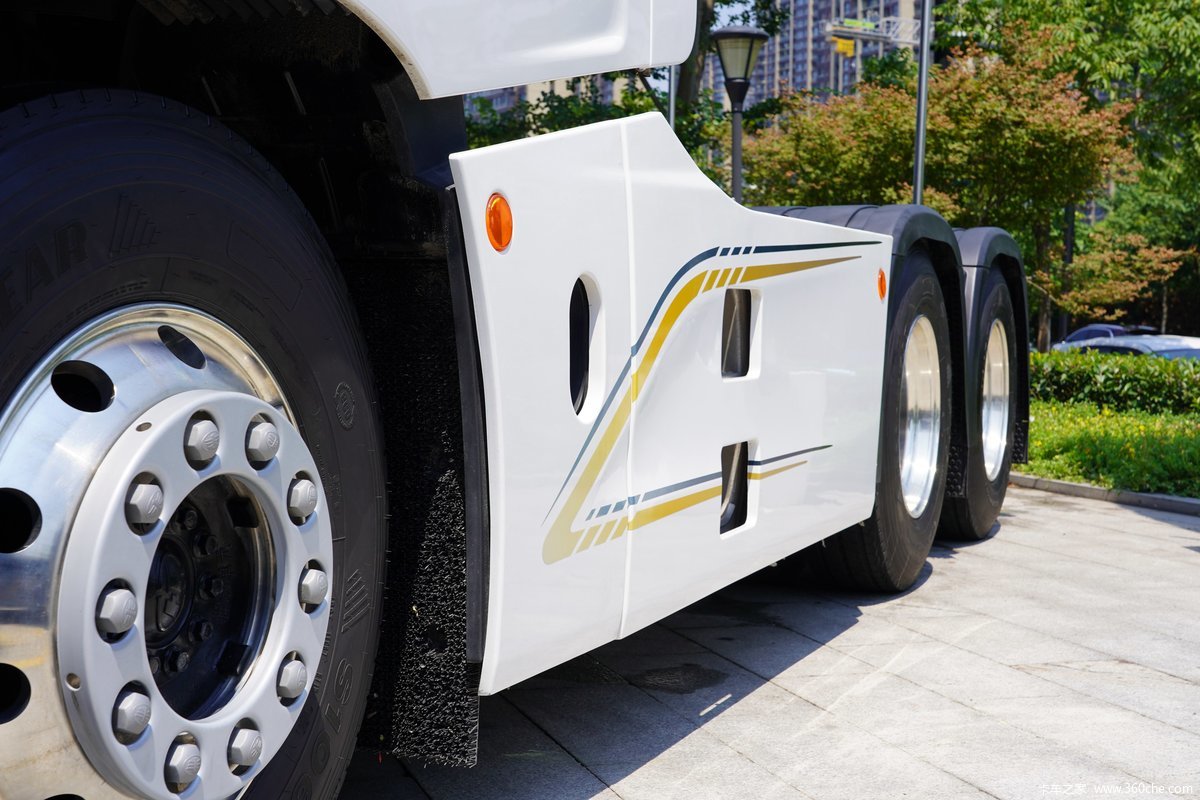 【图】青岛解放 鹰途 头等舱 620马力 6X4 AMT自动档牵引车(国六)(CA4257P35K18T1E6A80)_实拍图片 ...