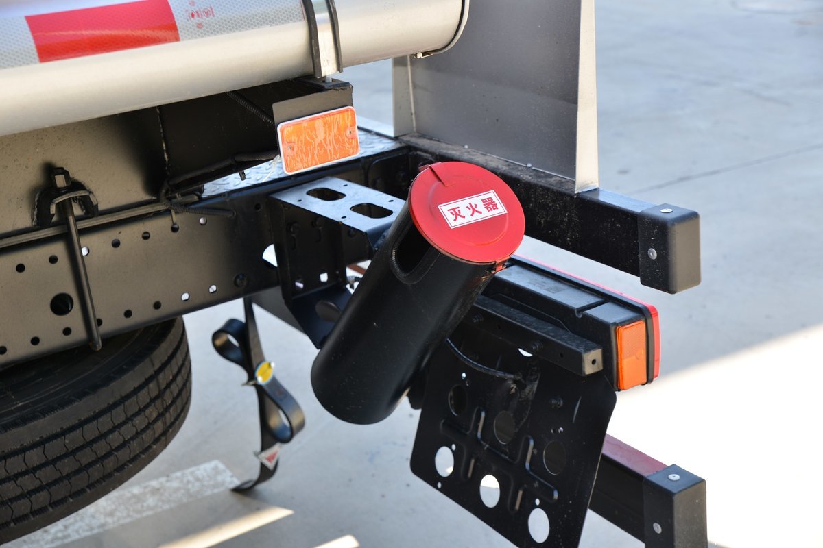 【图】东风 华神 DV3 165马力 4X2 加油车(专威牌)(HTW5126GJYEC6)_实拍图片_1512101_卡车之家