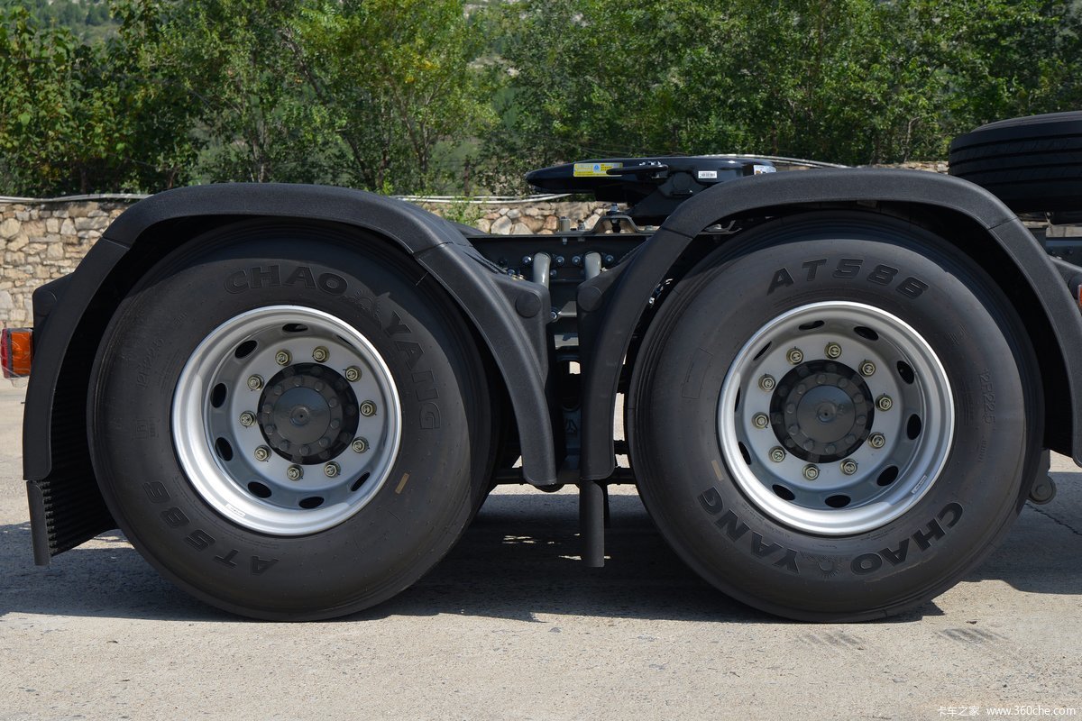 【图】中国重汽 HOWO TH7重卡 460马力 6X4 LNG自动档危险品牵引车(ZZ4257V384HF1LW)_实拍图片_1523763 ...