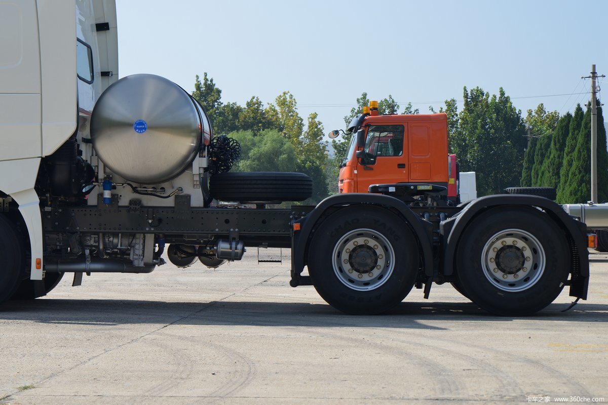 【图】中国重汽 HOWO TH7重卡 460马力 6X4 LNG自动档危险品牵引车(ZZ4257V384HF1LW)_实拍图片_1523758 ...