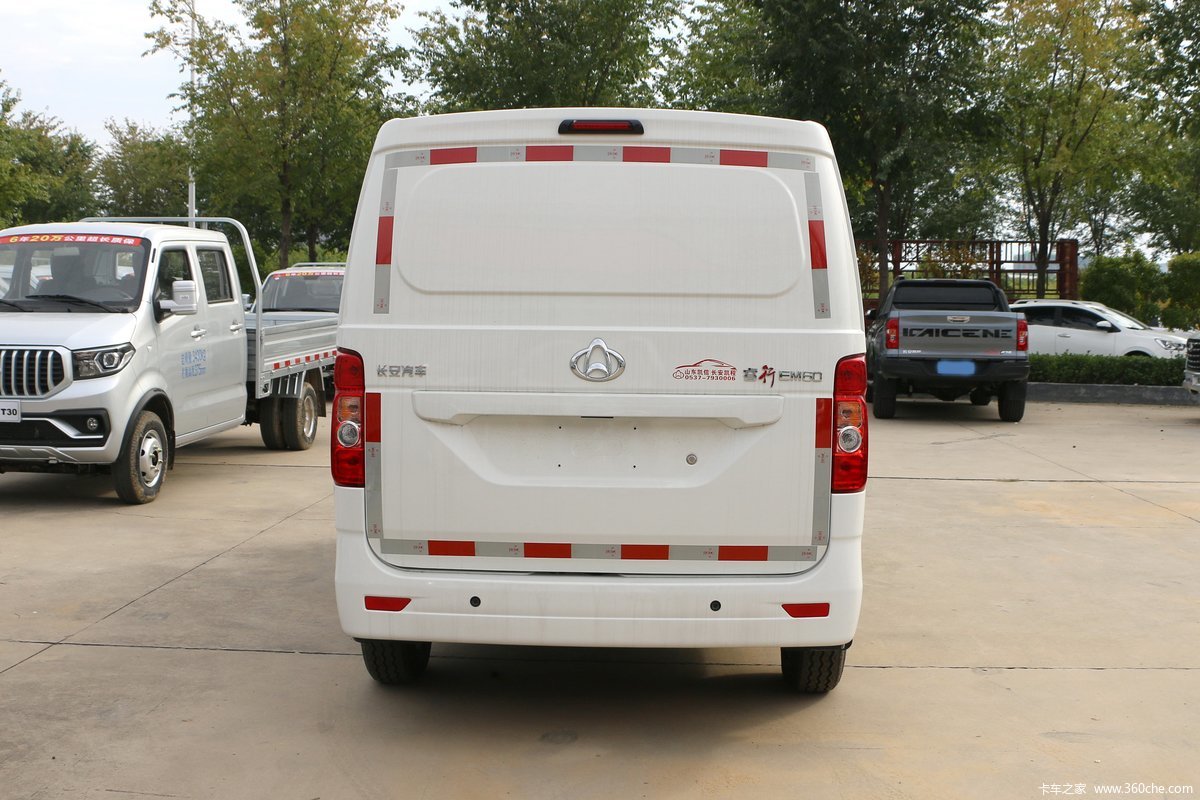 【图】长安 睿行EM60 2022款 2.58T 2座 纯电动厢式运输车(背掀门)41.86kWh_实拍图片_1541376_卡车之家