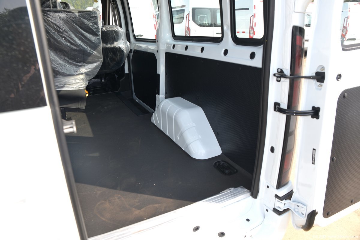 【图】江铃汽车 福顺 145马力 2.0T柴油 短轴 5座 高顶多用途乘用车(国六)_实拍图片_1543852_卡车之家