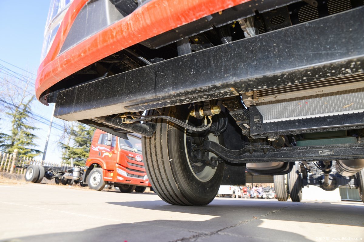 【图】青岛解放 JK6中卡 220马力 4X2 6.8米栏板载货车(国六)(一汽)(4.875速比)(CA1180P28K2L2E6A80)_实拍图片_1590155_卡车之家