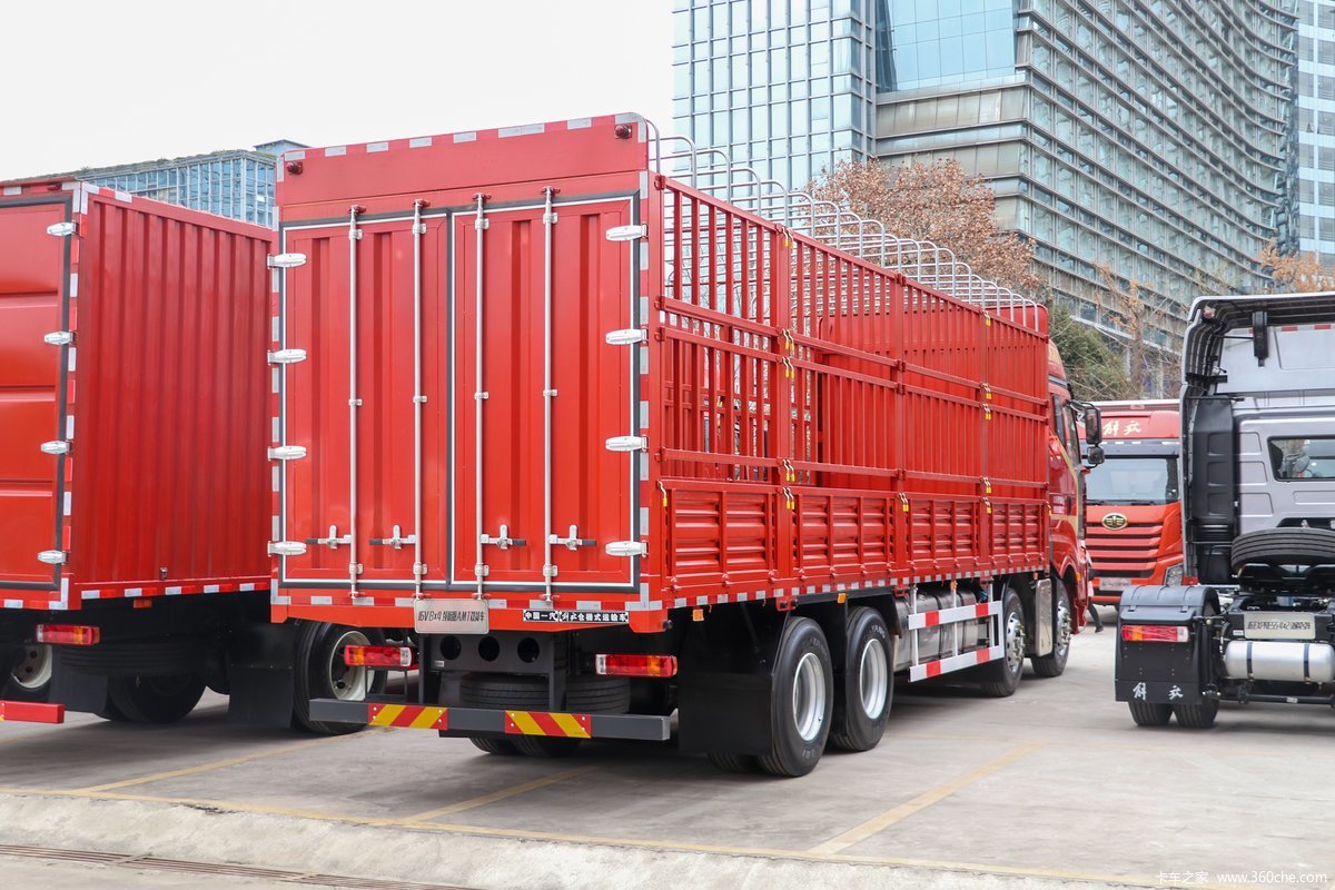 【图】一汽解放 J6V 领航版 560马力 8X4 9.4米AMT自动档仓栅式载货车(CA5310CCYP66K24L7T4E6)_实拍图片_1594735_卡车之家