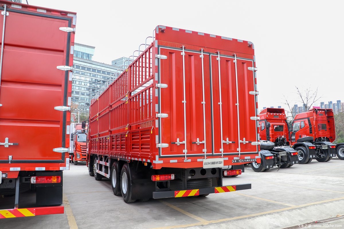 【图】一汽解放 J6V 领航版 560马力 8X4 9.4米AMT自动档仓栅式载货车(CA5310CCYP66K24L7T4E6)_实拍图片_1594735_卡车之家