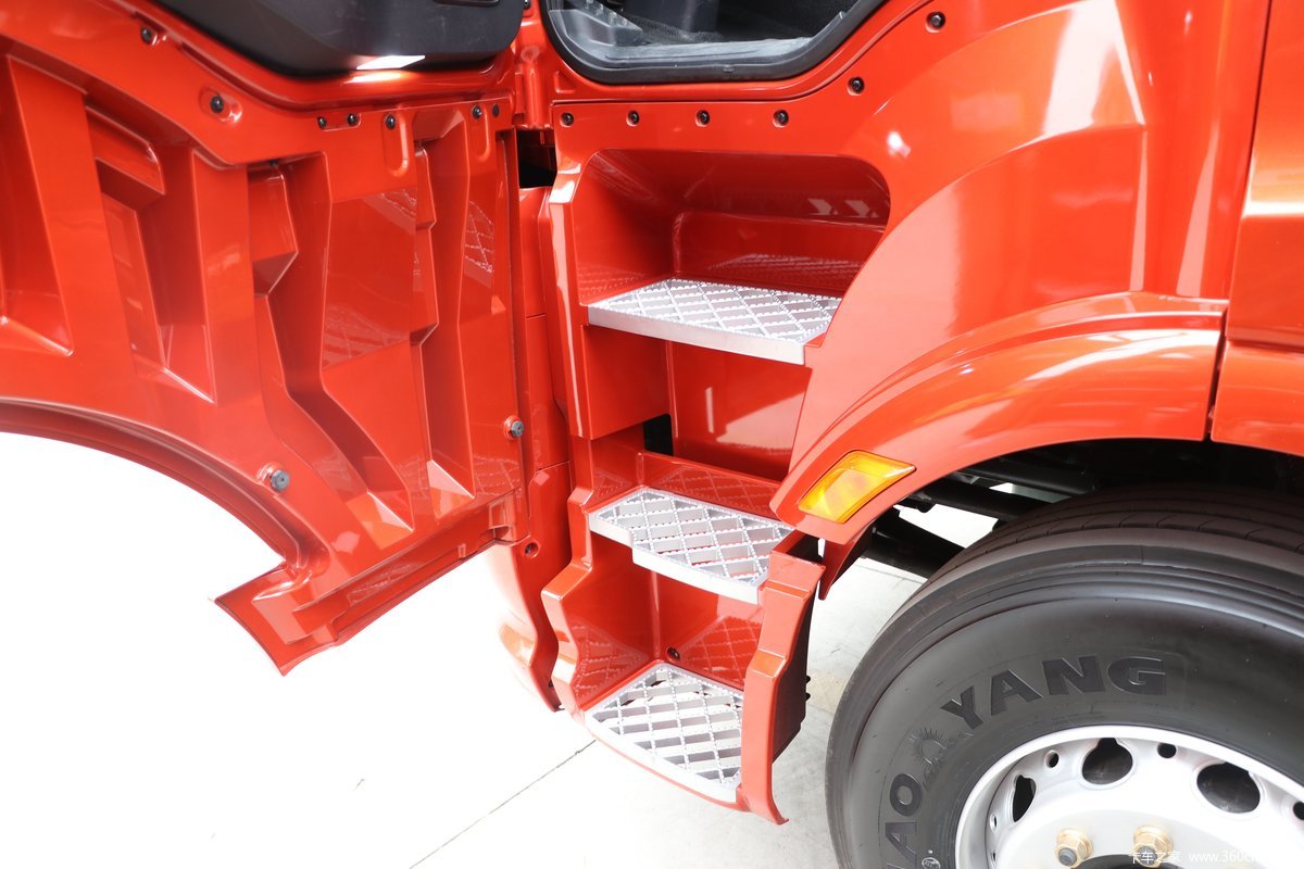 【图】一汽解放 J6V 领航版 560马力 8X4 9.4米AMT自动档仓栅式载货车(CA5310CCYP66K24L7T4E6)_实拍图片_1594750_卡车之家