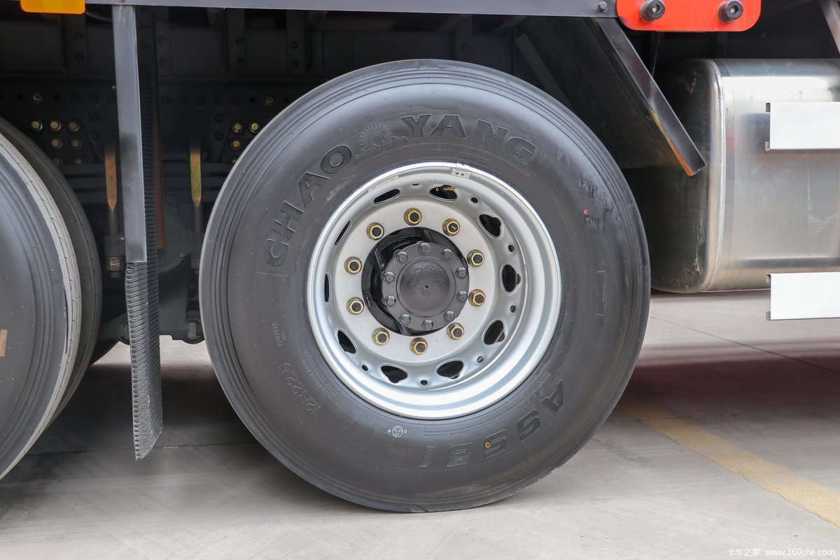 【图】一汽解放 J6V 领航版 560马力 8X4 9.4米AMT自动档仓栅式载货车(CA5310CCYP66K24L7T4E6)_实拍图片_1594778_卡车之家