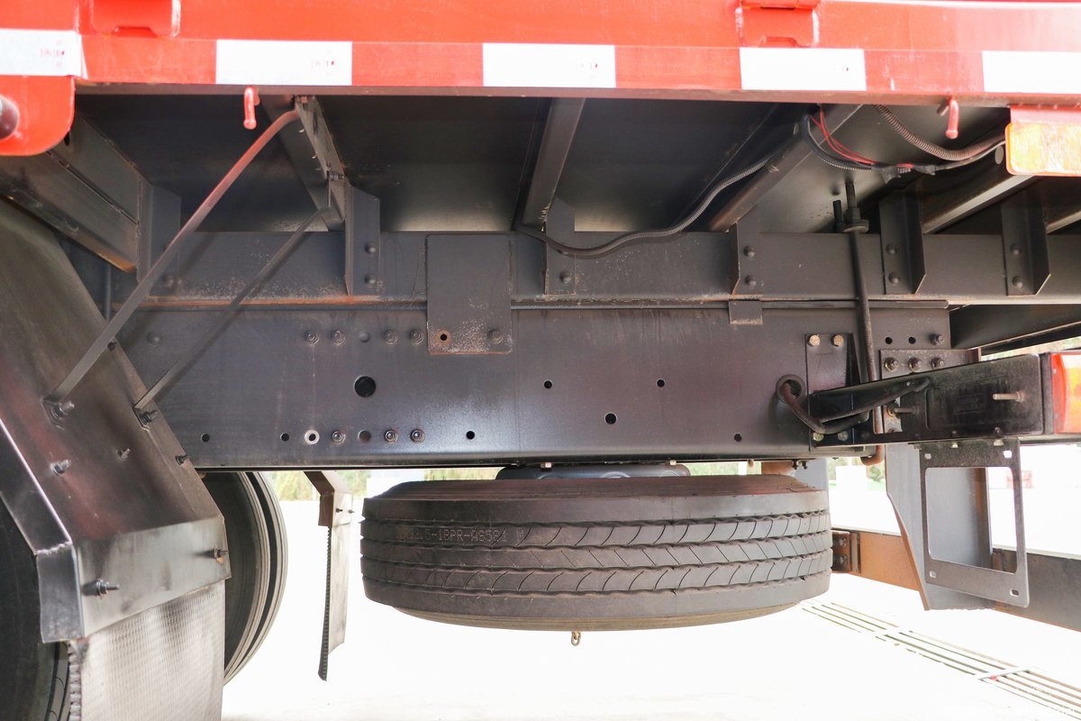 【图】一汽解放 J6V 领航版 560马力 8X4 9.4米AMT自动档仓栅式载货车(CA5310CCYP66K24L7T4E6)_实拍图片_1594802_卡车之家