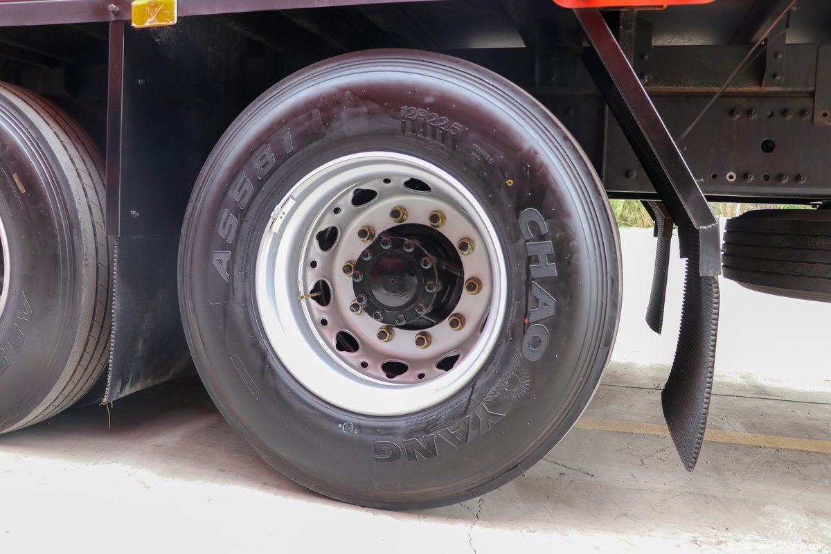 【图】一汽解放 J6V 领航版 560马力 8X4 9.4米AMT自动档仓栅式载货车(CA5310CCYP66K24L7T4E6)_实拍图片_1594802_卡车之家