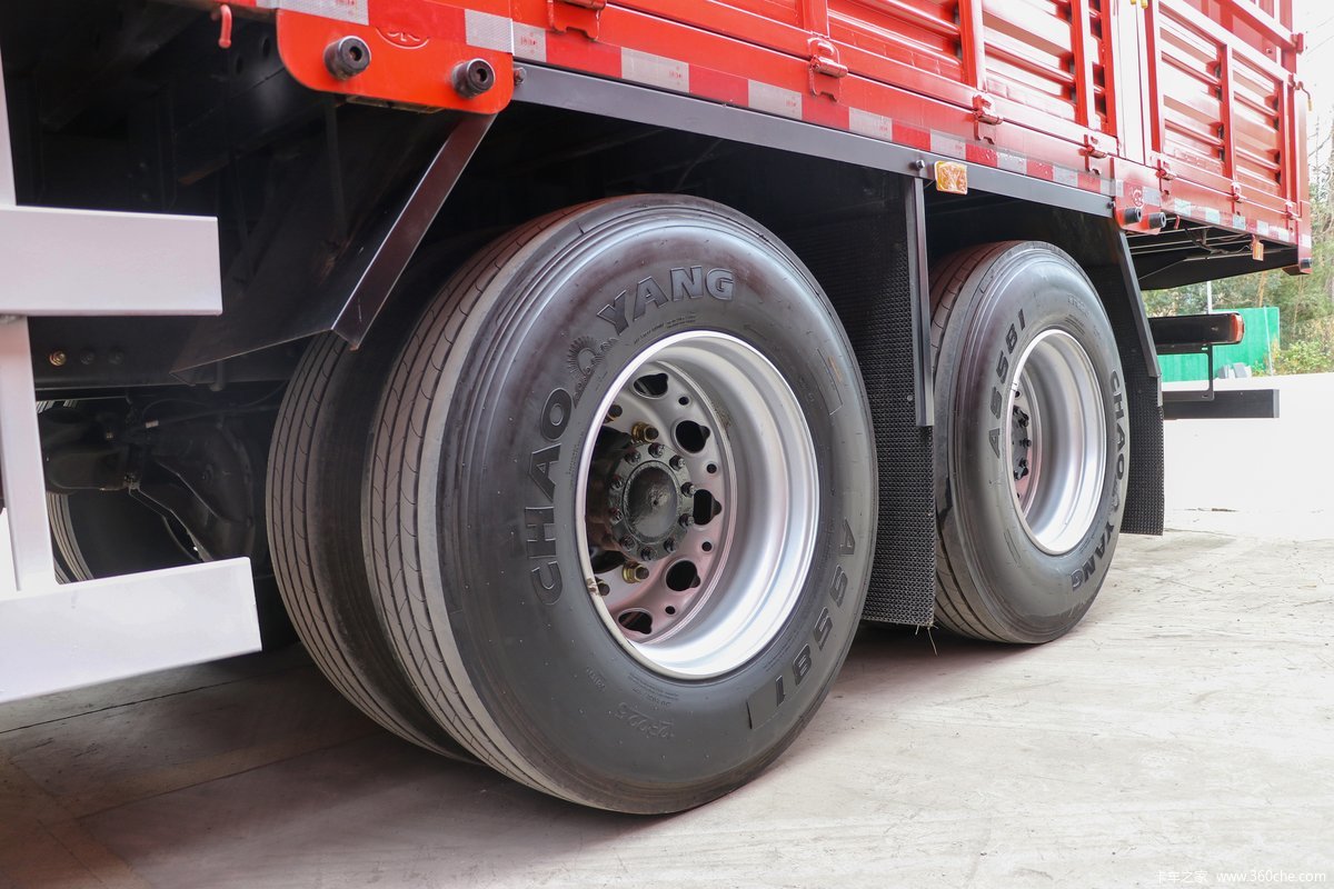 【图】一汽解放 J6V 领航版 560马力 8X4 9.4米AMT自动档仓栅式载货车(CA5310CCYP66K24L7T4E6)_实拍图片_1594802_卡车之家