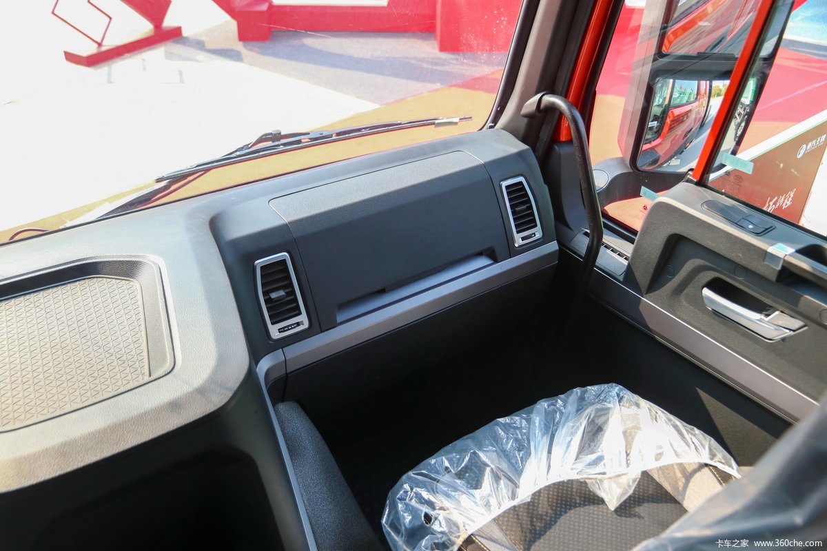 【图】中国重汽成都商用车 V7-X 25T 6X4 纯电动牵引车282kWh_实拍图片_1603128_卡车之家