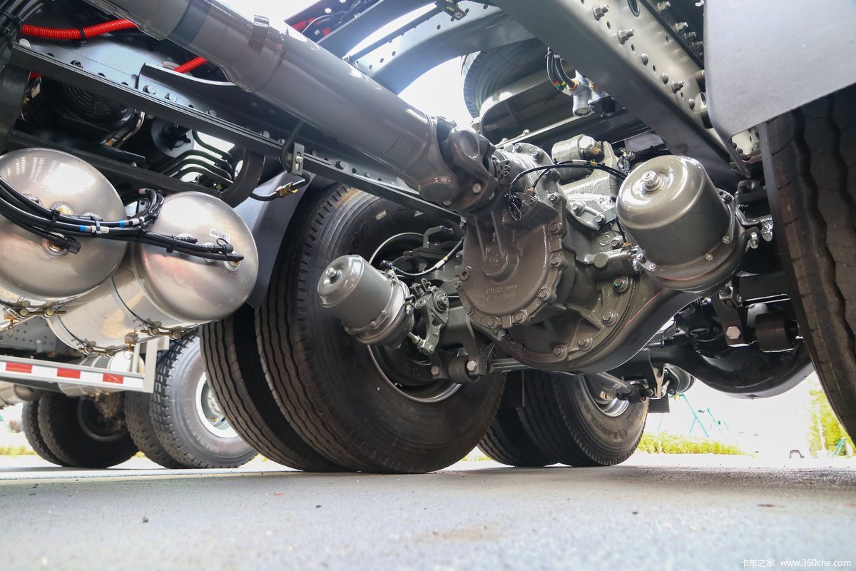 【图】中国重汽成都商用车 V7-X 25T 6X4 纯电动牵引车282kWh_实拍图片_1603159_卡车之家