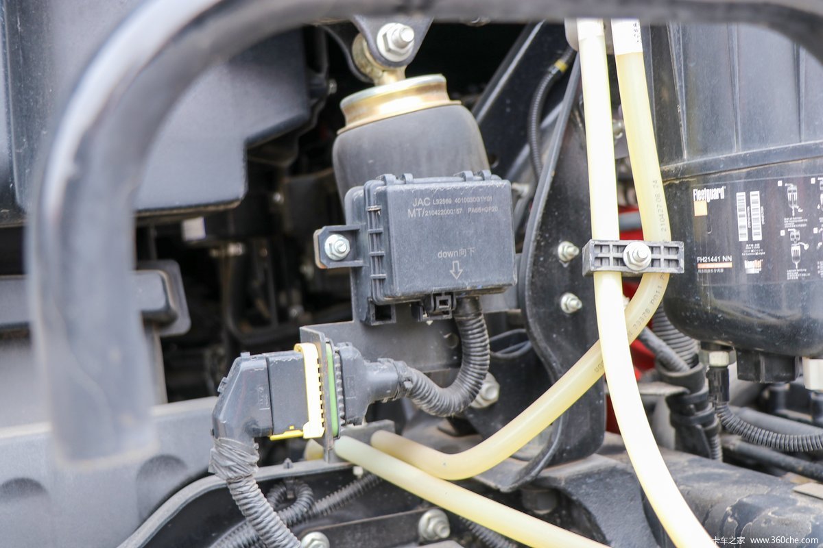 【图】江淮 格尔发K7重卡 舒适版 490马力 6X4 AMT自动挡牵引车(国六)(液缓)(HFC4252P1K7E33KS)_实拍图片 ...