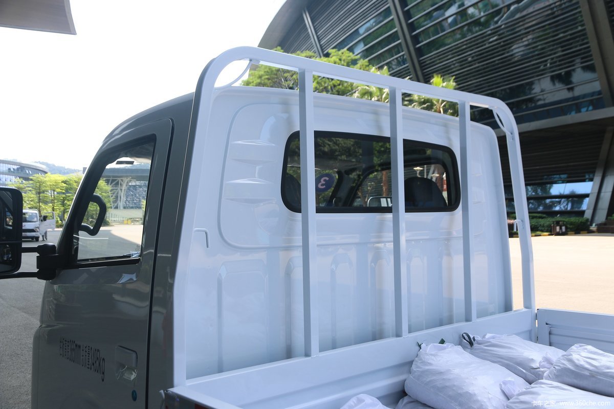 【图】五菱 龙卡 舒适型 2.0L 136马力 汽油 3.8米单排栏板微卡(国六)(LZW1031GHU)_实拍图片_1668029_卡车之家