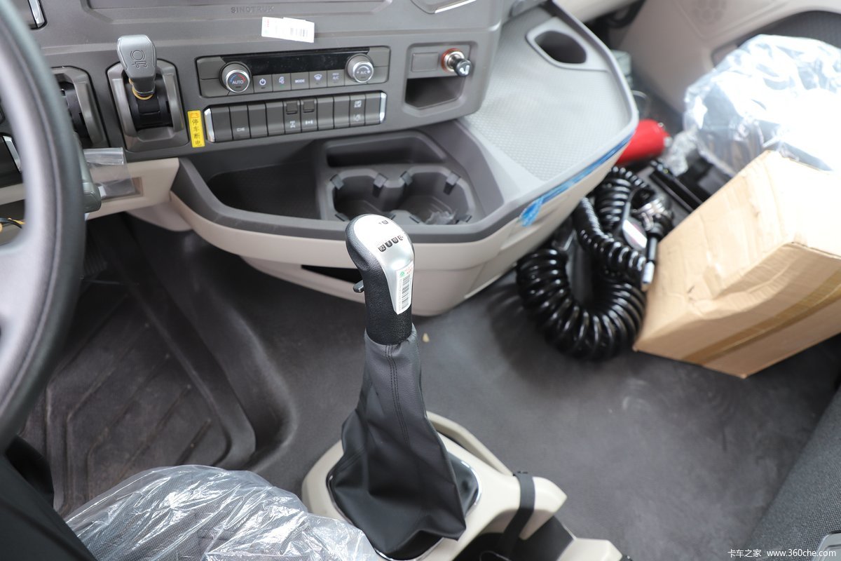 【图】中国重汽 HOWO Max重卡 460马力 6X4 LNG牵引车(国六)(ZZ4257V424KF1L)_实拍图片_1670894_卡车之家