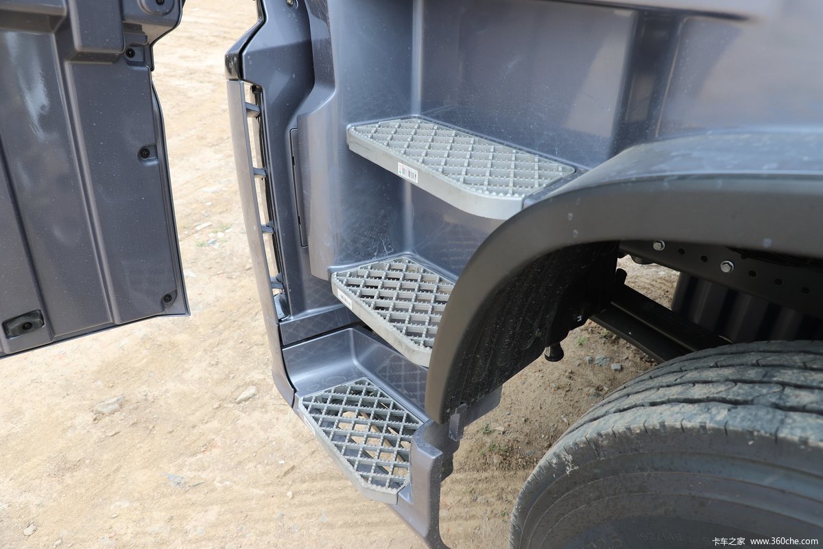 【图】中国重汽 HOWO Max重卡 460马力 6X4 LNG牵引车(国六)(ZZ4257V424KF1L)_实拍图片_1670918_卡车之家