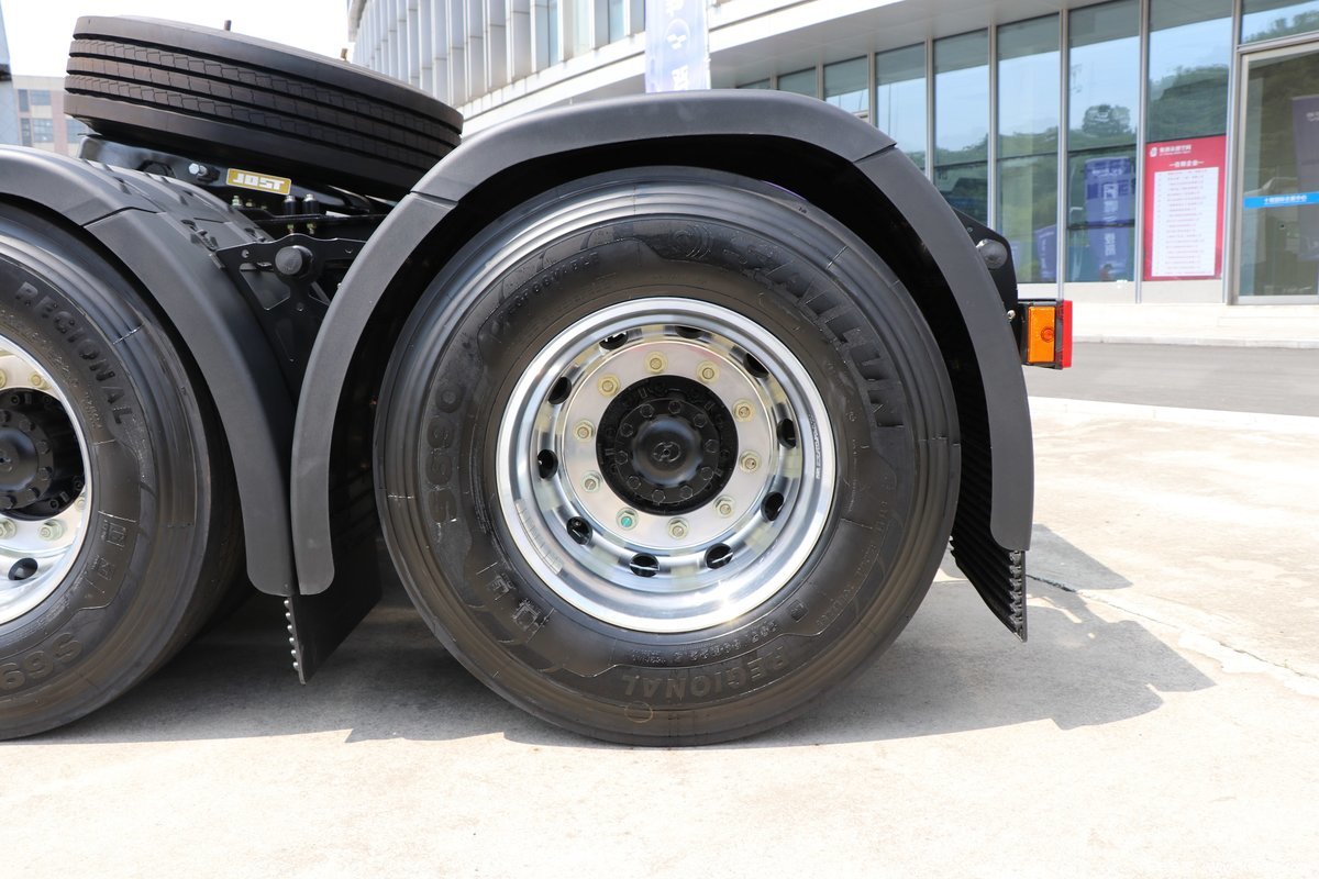【图】东风华神 HV7重卡 530马力 6X4 AMT自动挡牵引车(国六)(DFD4259GL6D1)_实拍图片_1677493_卡车之家