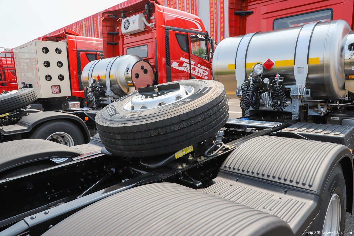 【图】青岛解放 JH6重卡 四季款 530马力 6X4 LNG自动档牵引车(液缓)(CA4259P25K15T1NE6A80)_实拍图片_1688178_卡车之家