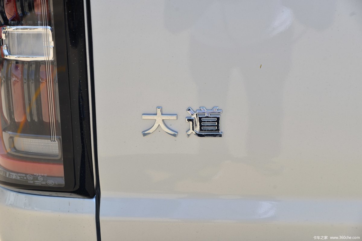 【图】江铃 大道 追光者 至尊款 2.3T汽油 180马力 自动四驱 标轴双排皮卡_实拍图片_1697685_卡车之家