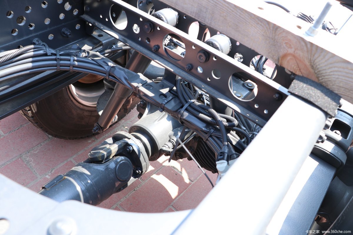 【图】奔驰 Arocs 1833 4X2 消防车底盘(国六)_实拍图片_1731864_卡车之家