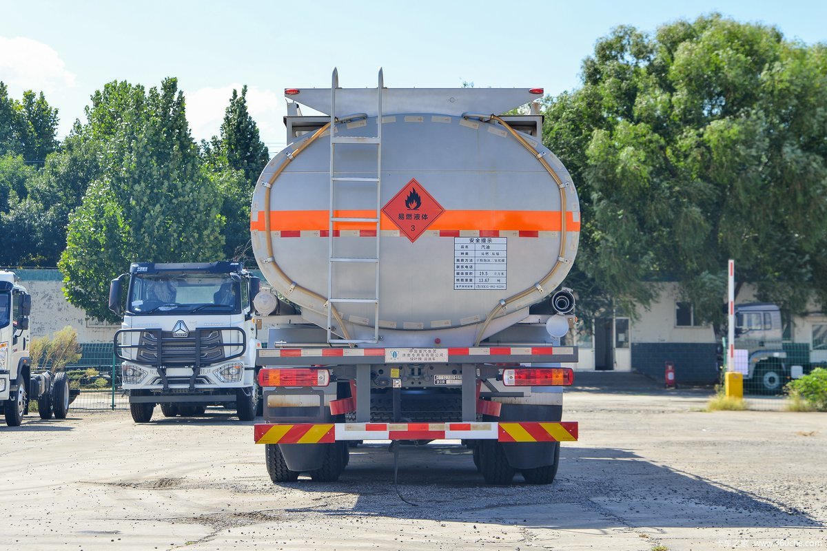 【图】中国重汽 HOWO TX 350马力 6X4 运油车(绿叶牌)(JYJ5267GYYF2)_实拍图片_1740710_卡车之家